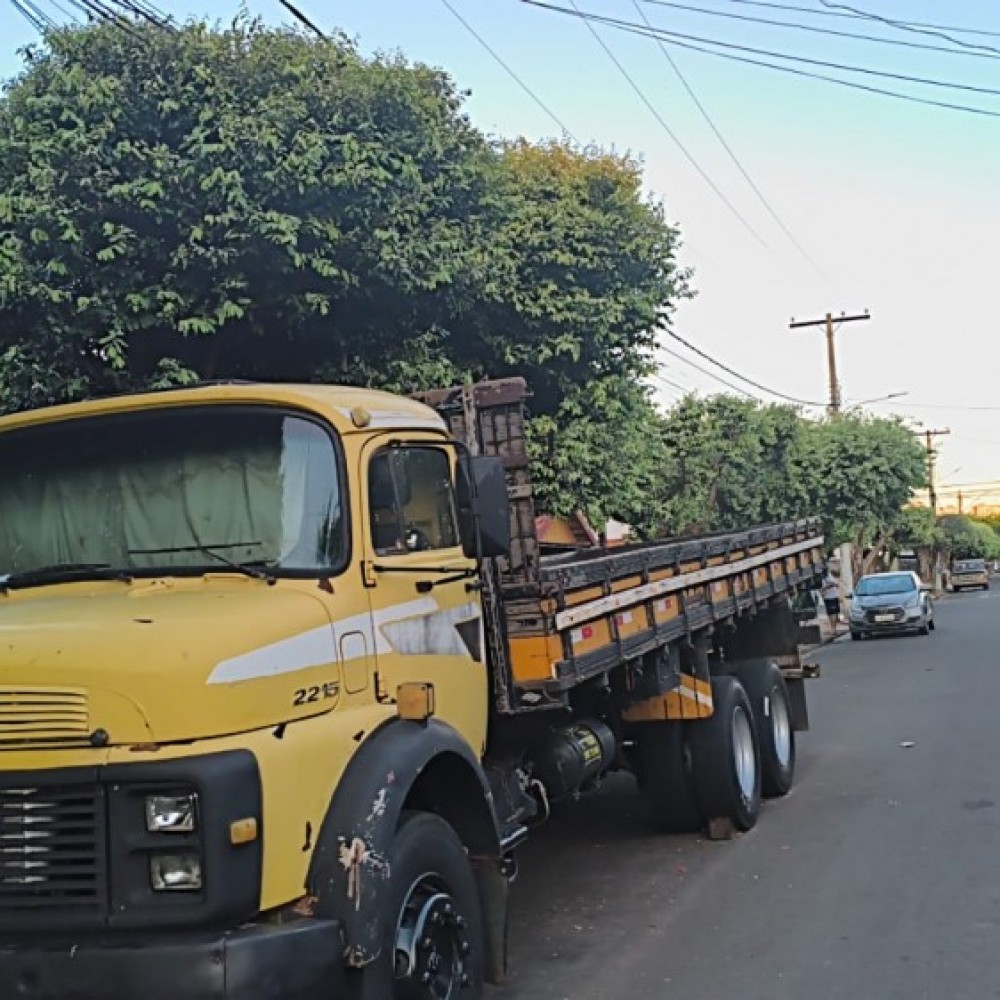 Caminhão Mercedes 2215 6x2 usado a venda, Andradina